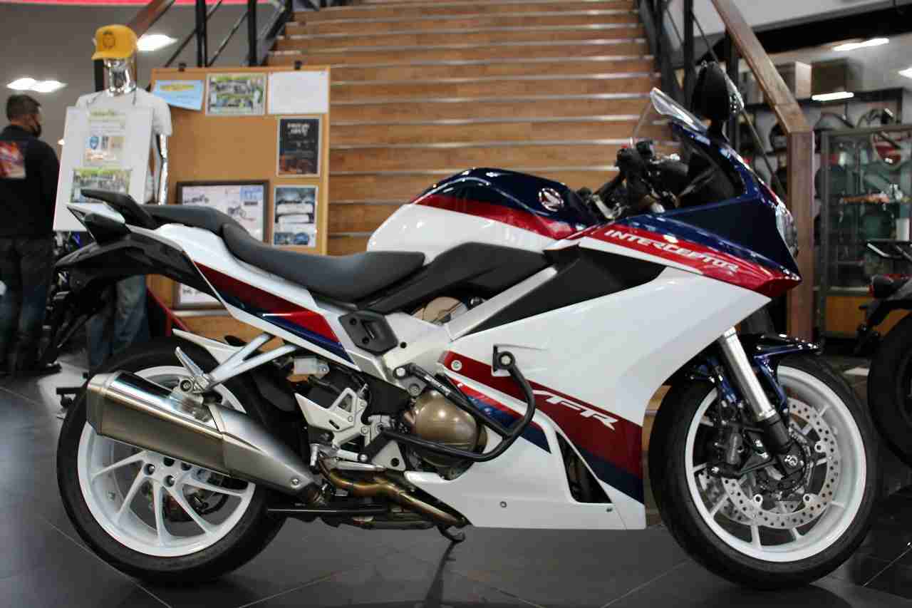 ホンダ/VFR800F [バイク探し] | U-MEDIA (ユーメディア) | - 中古バイク・新車バイク探しの決定版！神奈川・東京でバイク探すならユーメディア！
